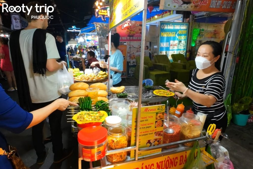 Review chợ đêm Phú Quốc: Ăn gì, mua gì làm quà?